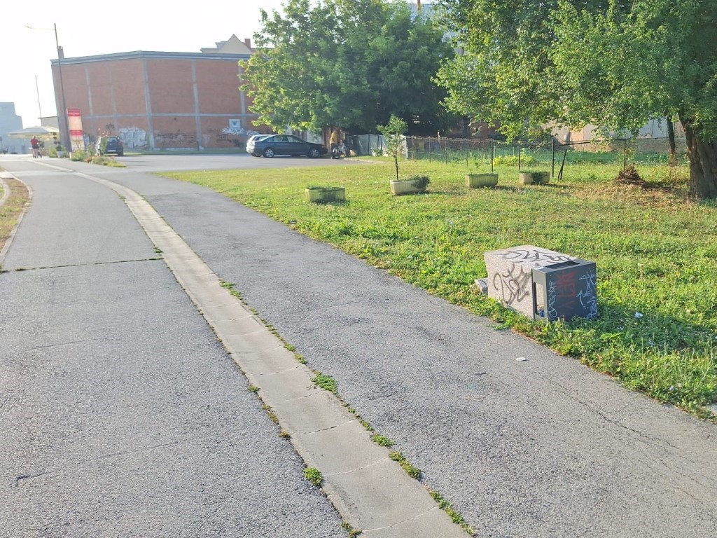 Vandali na djelu: Uništena betonska košarica za otpad - Komunalac Požega